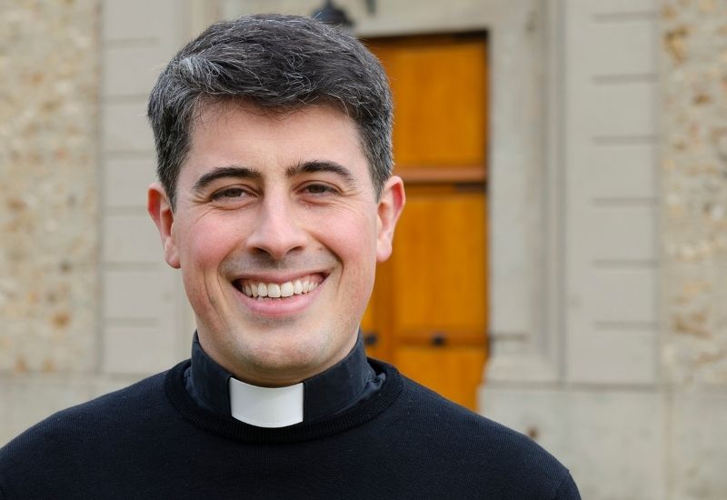 "Ils nous bouffent" - un livre sur les écrans du père Jean-Baptiste ...